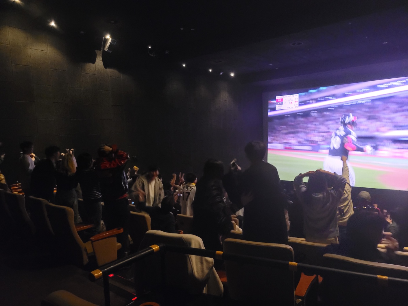 "극장에 몰린 LG트윈스 팬들" 왜?... 극장 수익모델 다변화