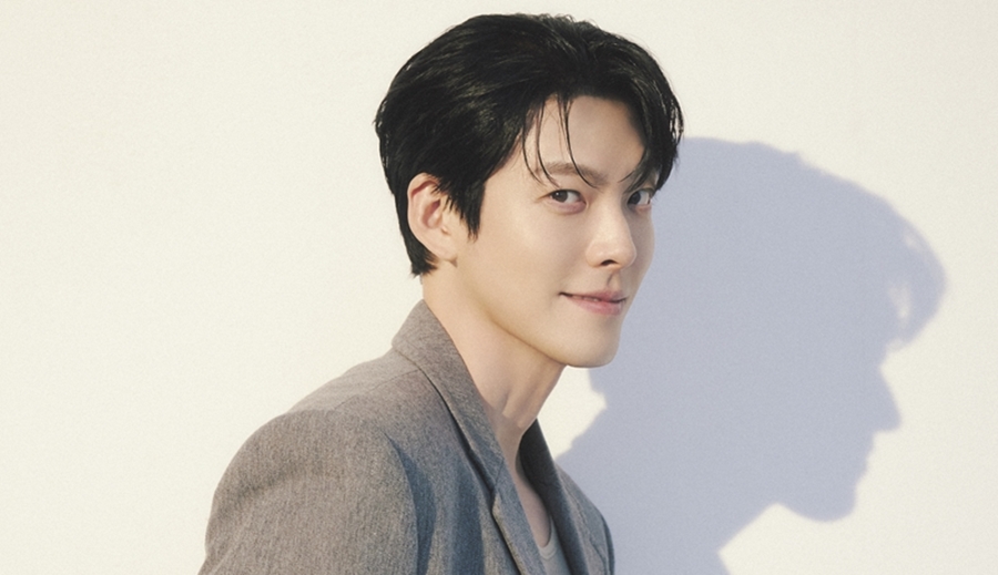 '산타'된 김우빈..어린이 병동에 전한 크리스마스 선물